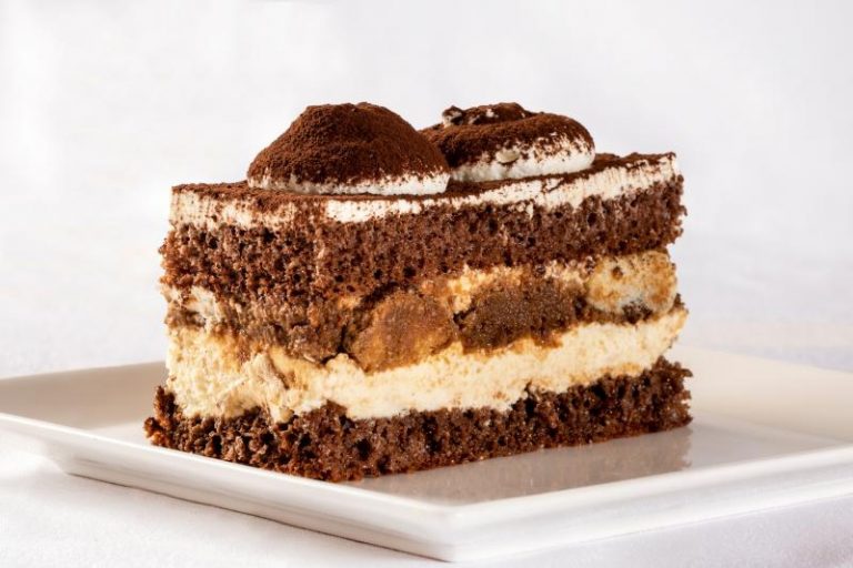 Poslastice koje se ne peku: Brza keks torta sa čokoladnim bananicama ...